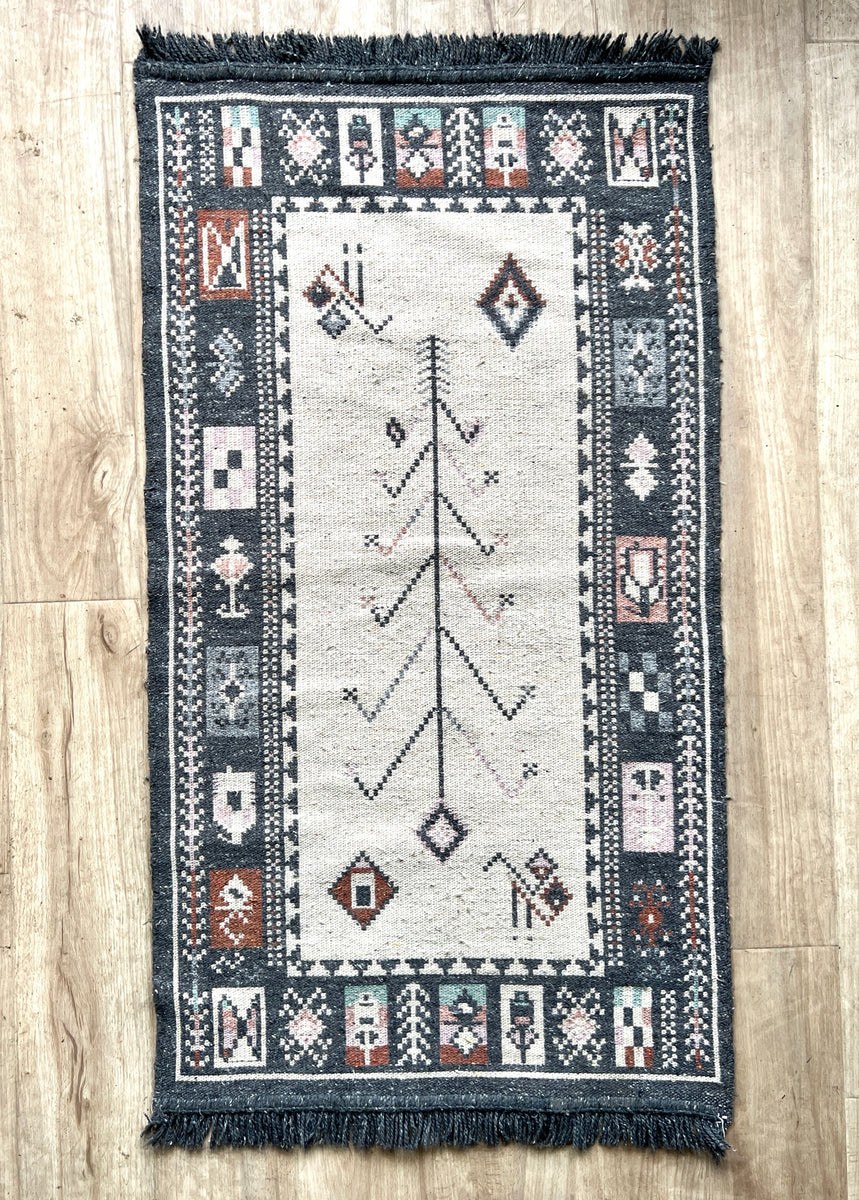 Vintage Woven Rug – Home and Closet Vintage